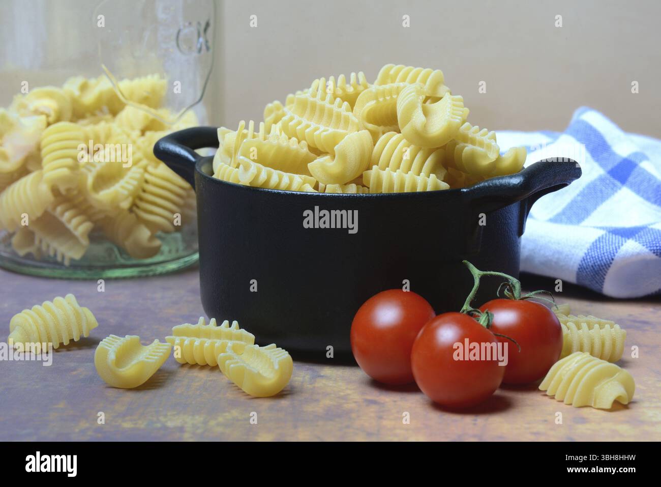 Pasta pots hi-res stock photography and images - Alamy