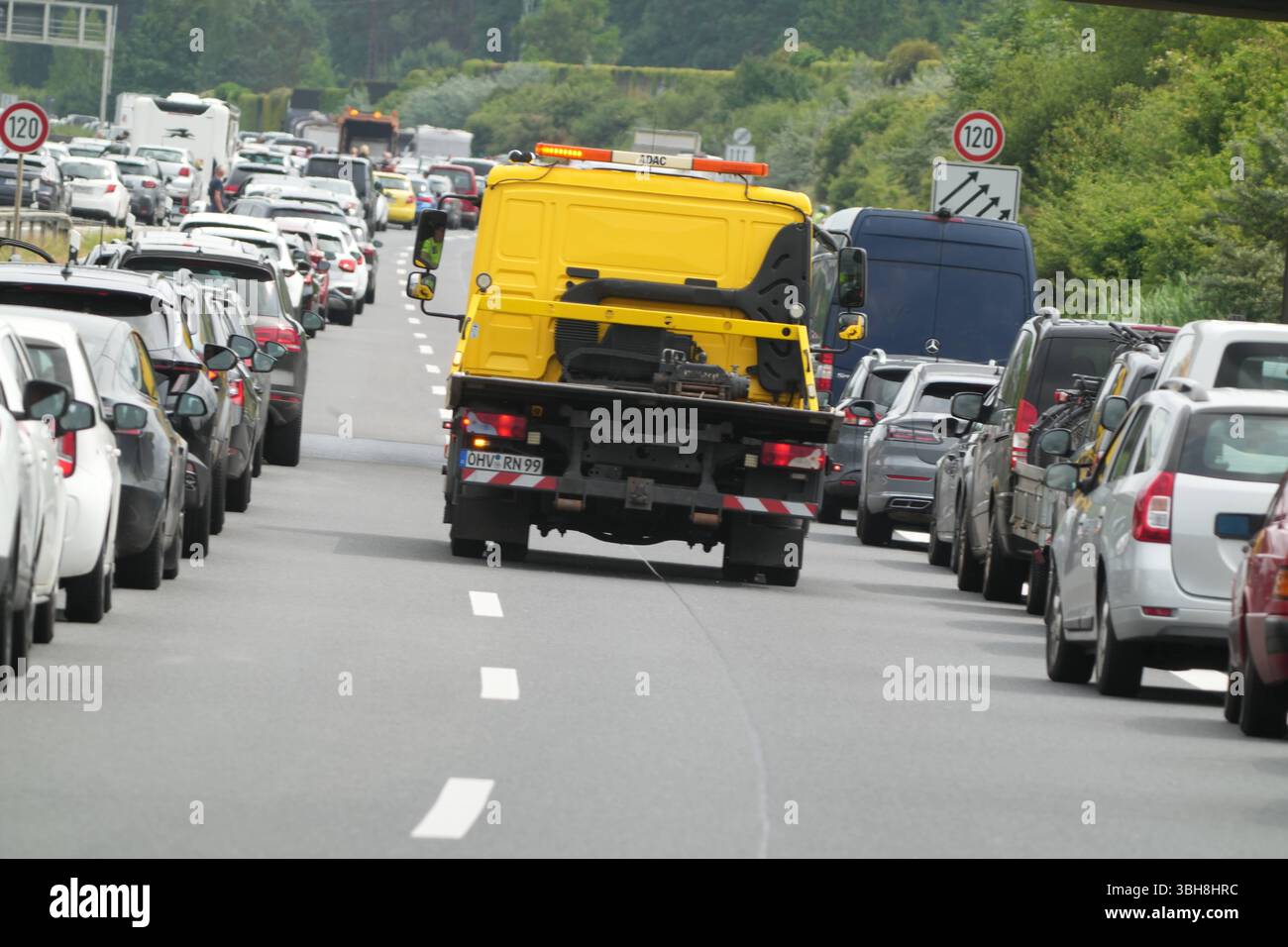 Autobahn GER, Deutschland, 20250608,Stau wegen einem Autounfall auf der ...