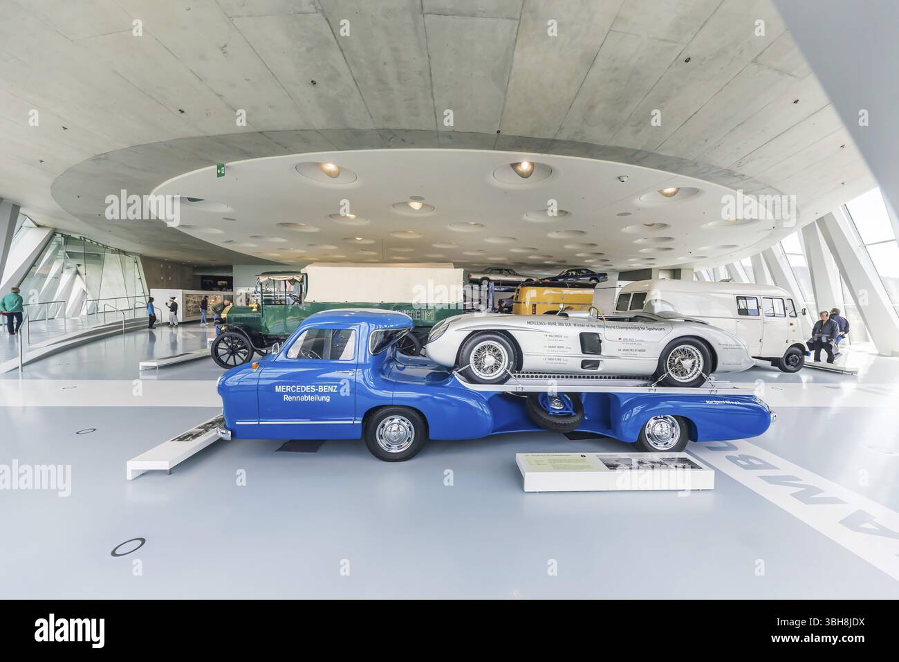 Mercedes-Benz racing car fast transporter from 1955 with 300 SLR racing ...