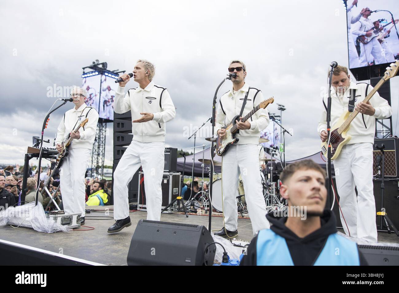 Steffen Israel (guitarist and keyboarder), Felix Brummer (singer), Karl ...