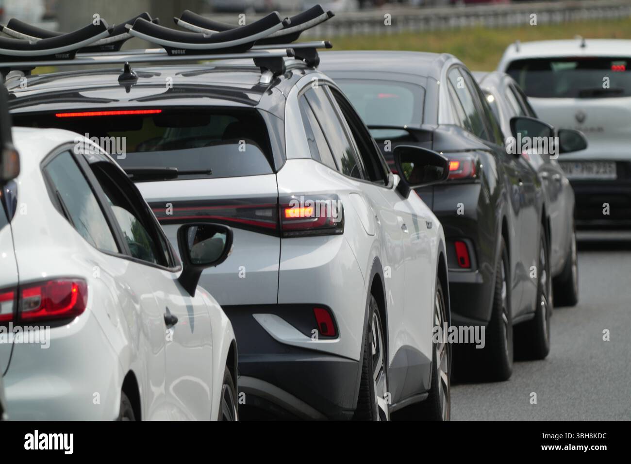 Autobahn GER, Deutschland, 20250608,Stau wegen einem Autounfall auf der ...