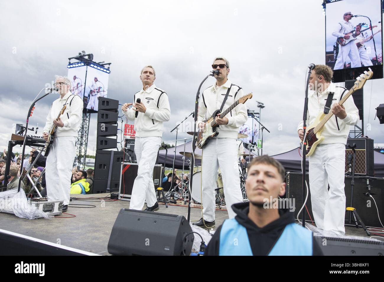 Steffen Israel (guitarist and keyboarder), Felix Brummer (singer), Karl ...