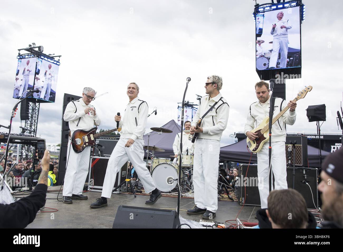 Steffen Israel (guitarist and keyboarder), Felix Brummer (singer), Karl ...
