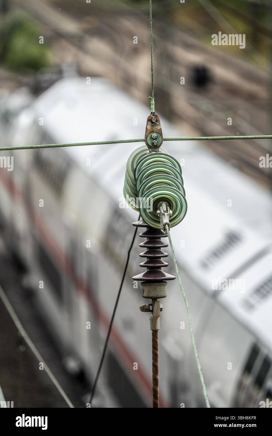 Traction current, overhead line, detail, tensioning of current-carrying lines, insulators, power ...