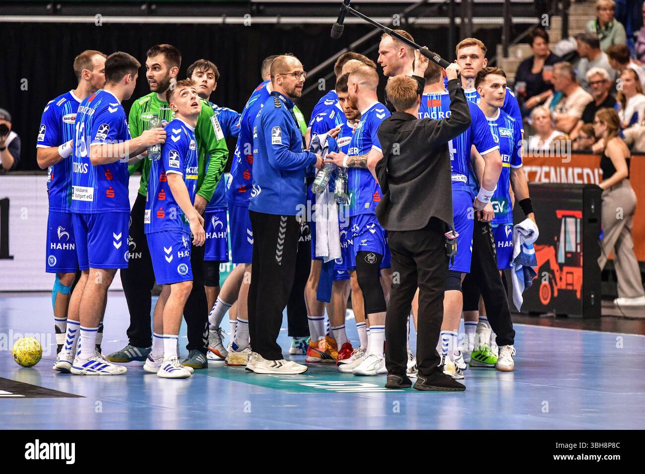 Timeout: die Stuttgarter ; Stuttgart, 08.06.2025 - 34. Spieltag der ...