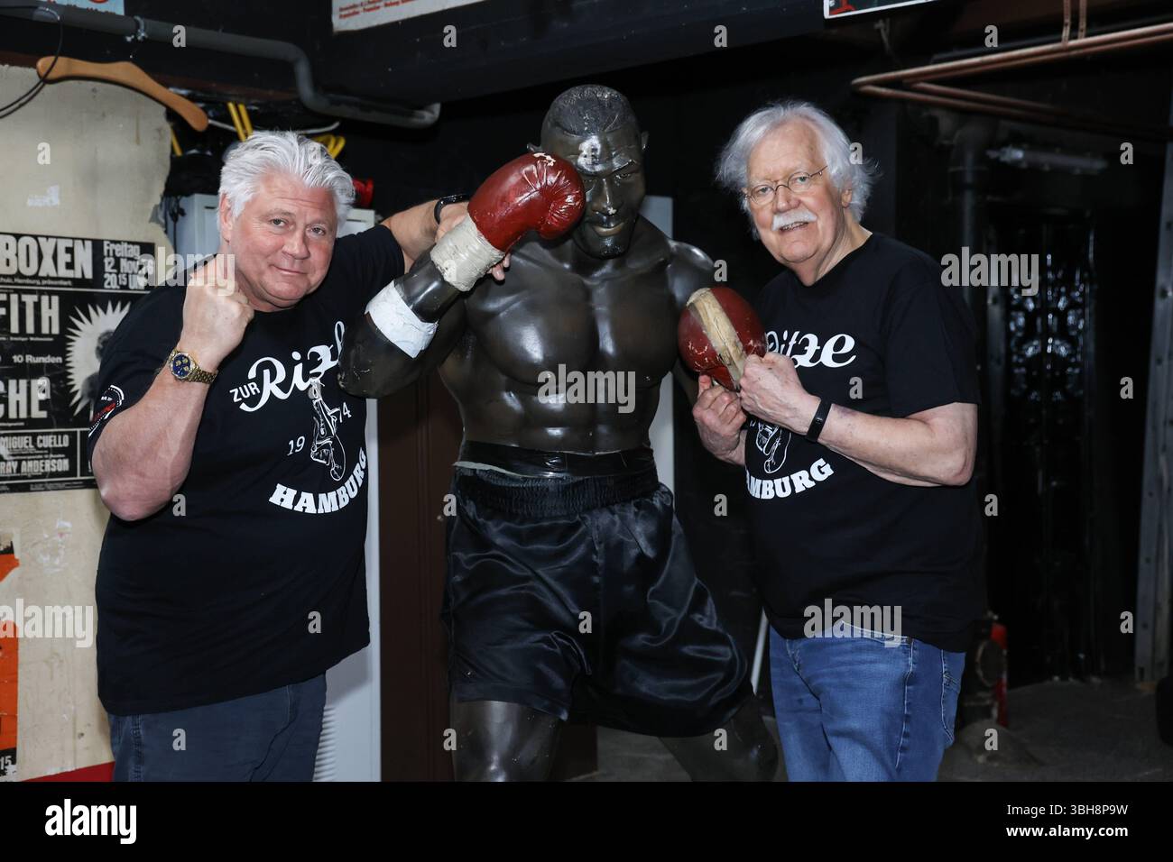 Zur Ritze: Hamburg, 25.04.2023 Carsten Marek Zur Ritze, l. und Carlo ...