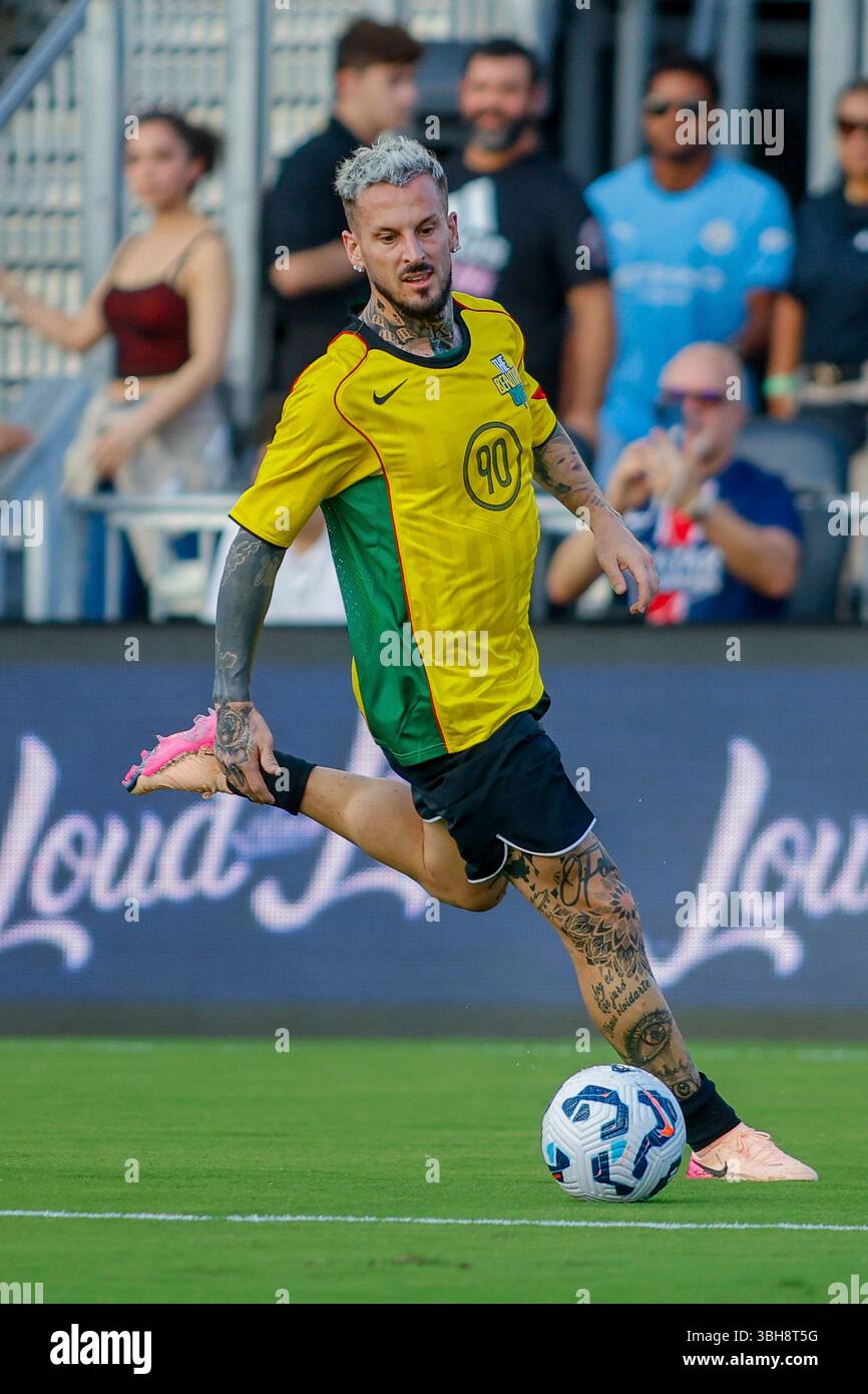 FT. LAUDERDALE, FL - JUNE 07: Darío Benedetto (9) controls the ball ...