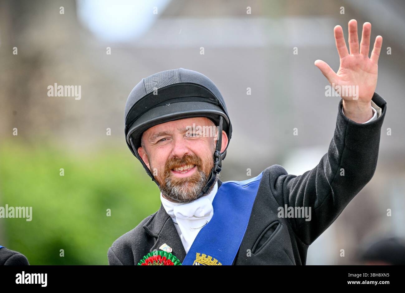 Riding of the Marches, Biggar, 8th June 2025. Colin Yuille greets the ...