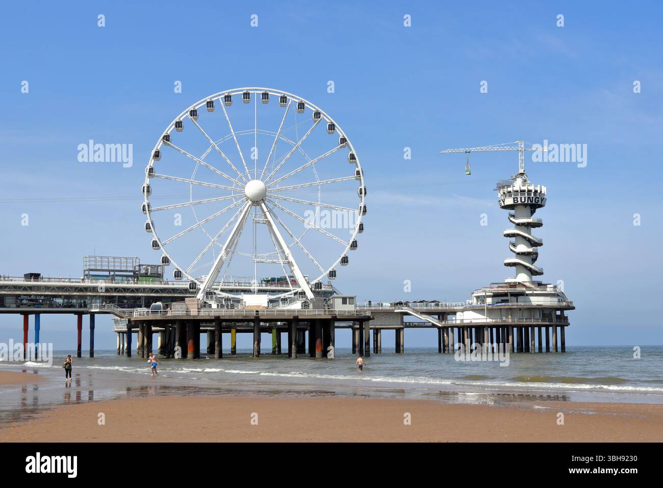 Scheveningen pier amusement park with Ferris wheel and bungy Stock ...