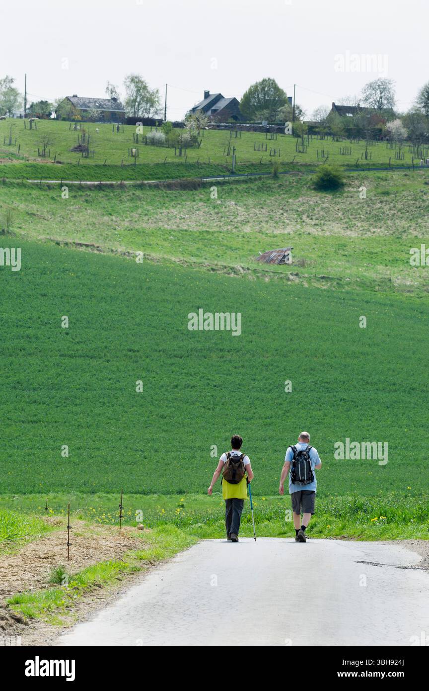 Groupes de promeneurs dans la campagne autour de Celles, l'un des plus ...