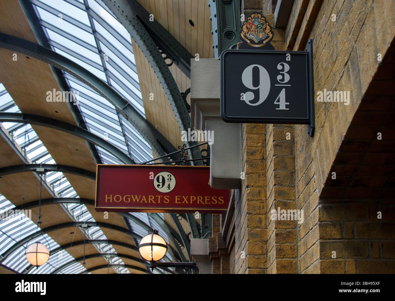 The Platform 9 and 3 quarters Hogwarts Express inside Kings Cross train ...