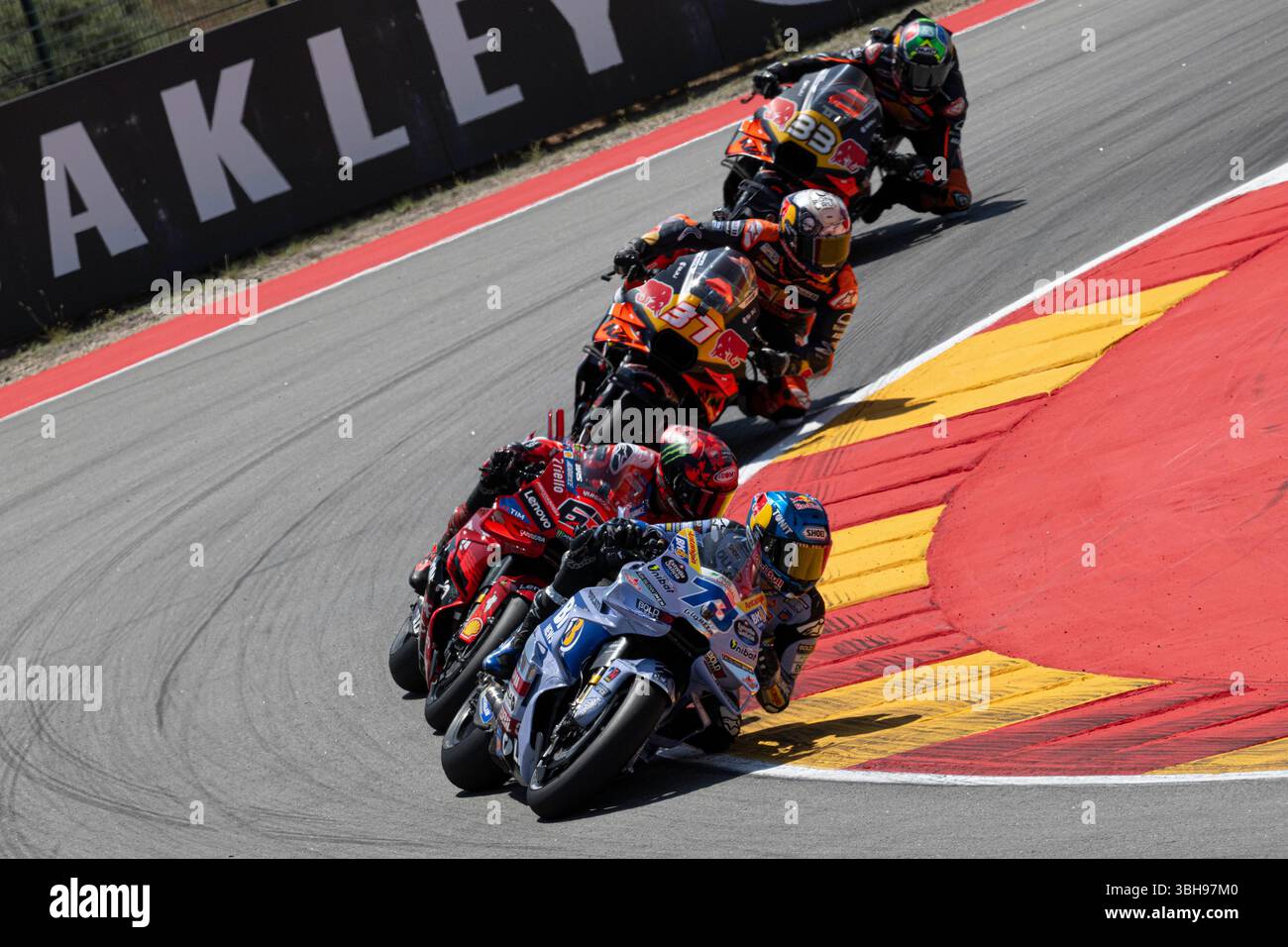 73 MARQUEZ Alex (spa), Gresini Racing MotoGP, Ducati Desmosedici GP24, action with 63 BAGNAIA ...