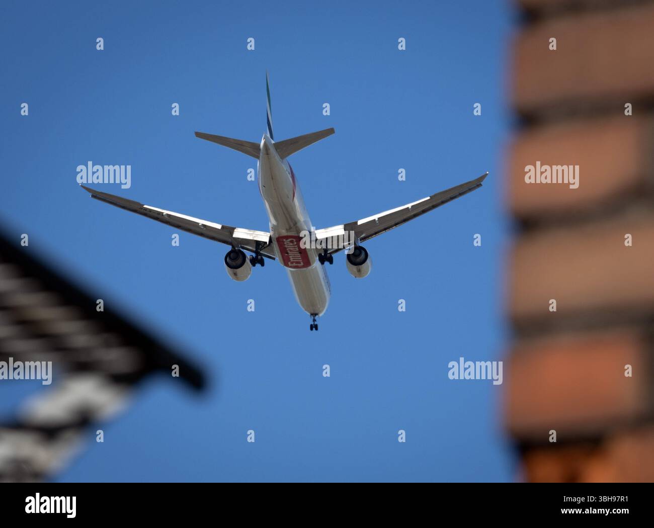Hamburg, Germany. 09th May, 2025. An Emirates Boeing 777-31H flies over ...