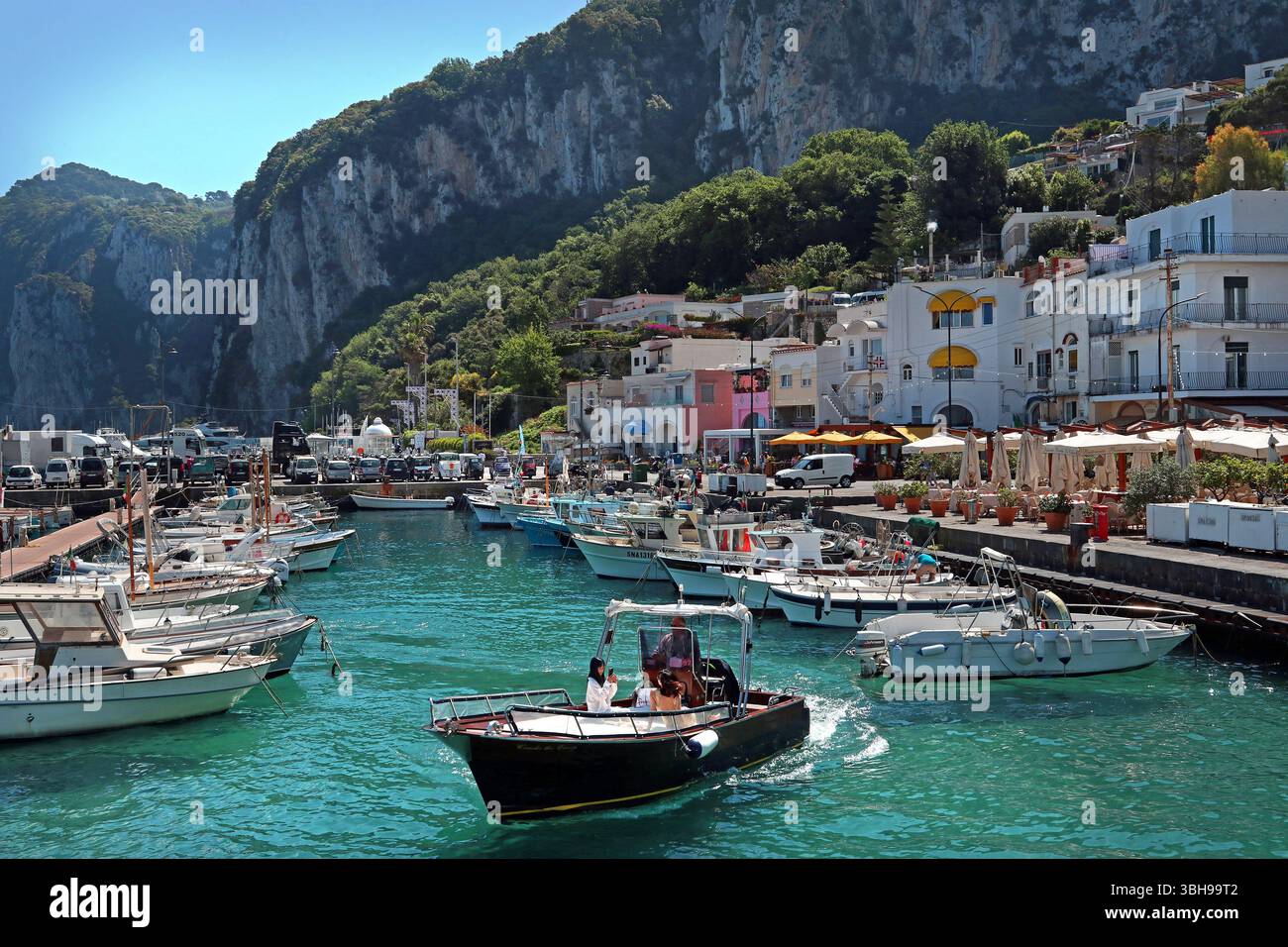 Small boats in amalfi harbour hi-res stock photography and images - Alamy