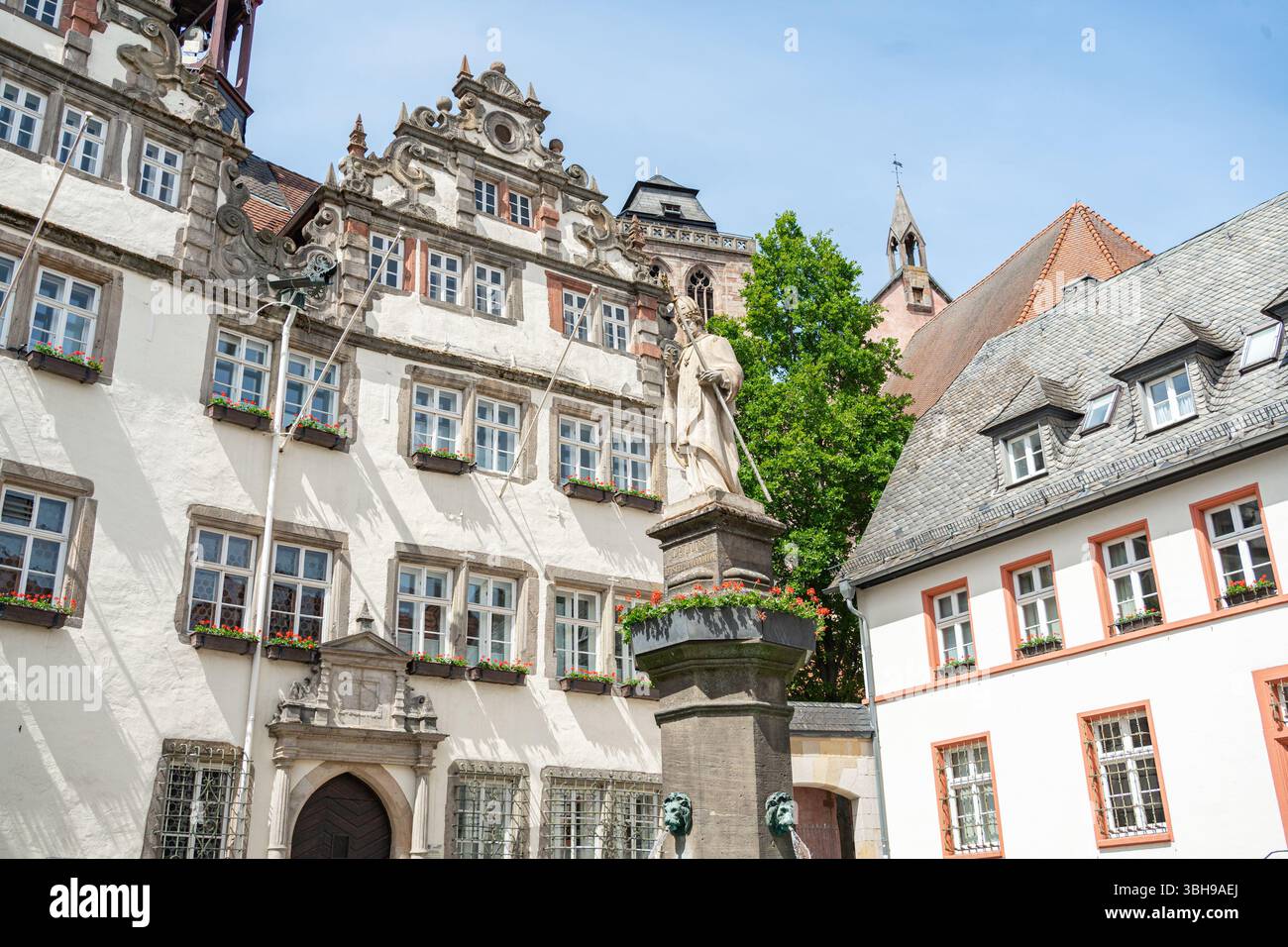 Historic building multiple windows hi-res stock photography and images ...