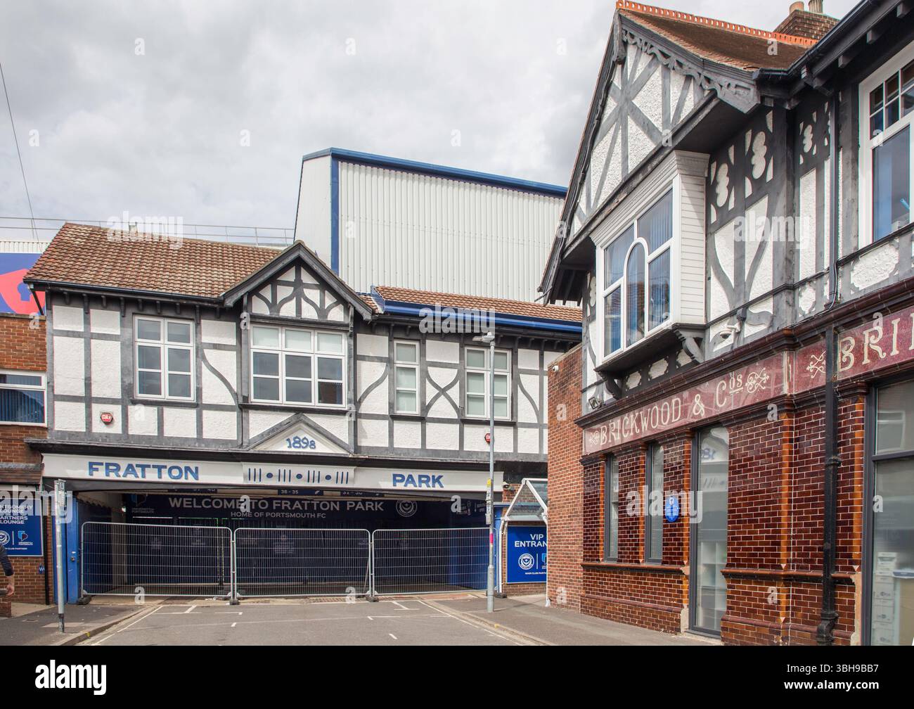 Pub portsmouth uk hi-res stock photography and images - Alamy