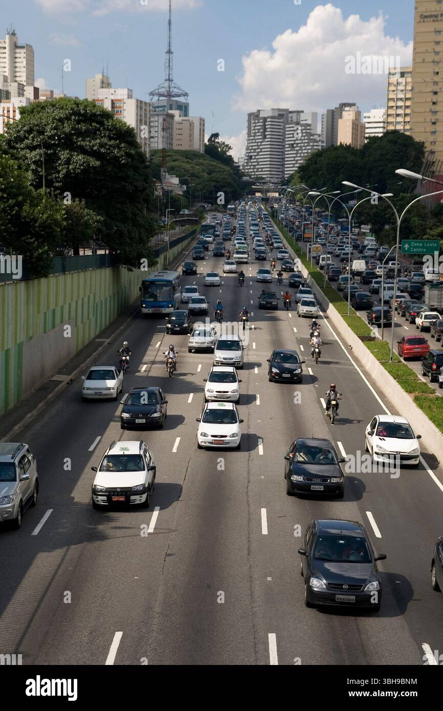 Traffic on highway in metropolis hi-res stock photography and images ...