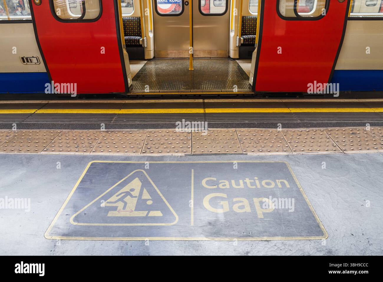 London underground tube platform hi-res stock photography and images ...