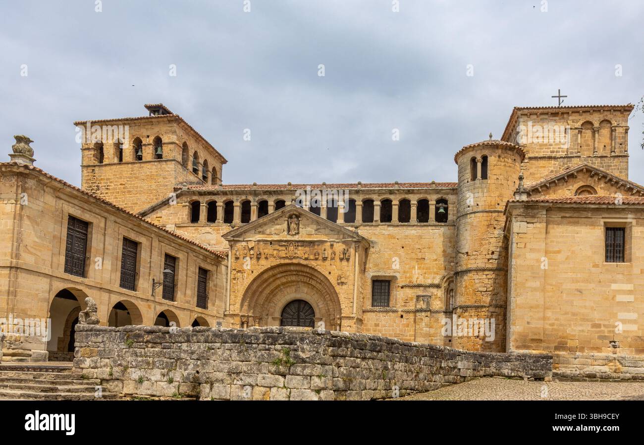 Colegiata de Santa Juliana, joya del románico cántabro, con su ...