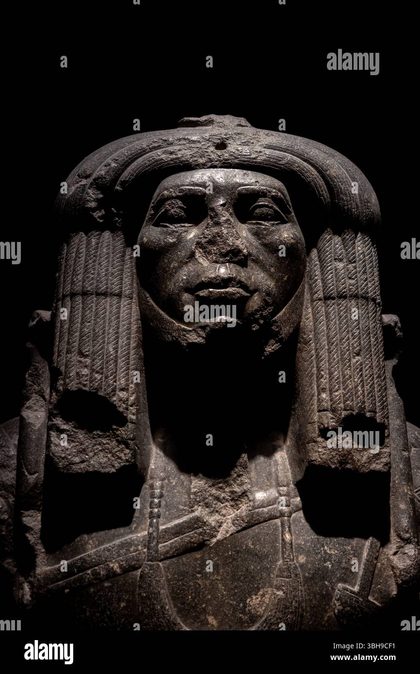 Ancient Egyptian statue with ornate headdress, Amenemhet III Stock ...