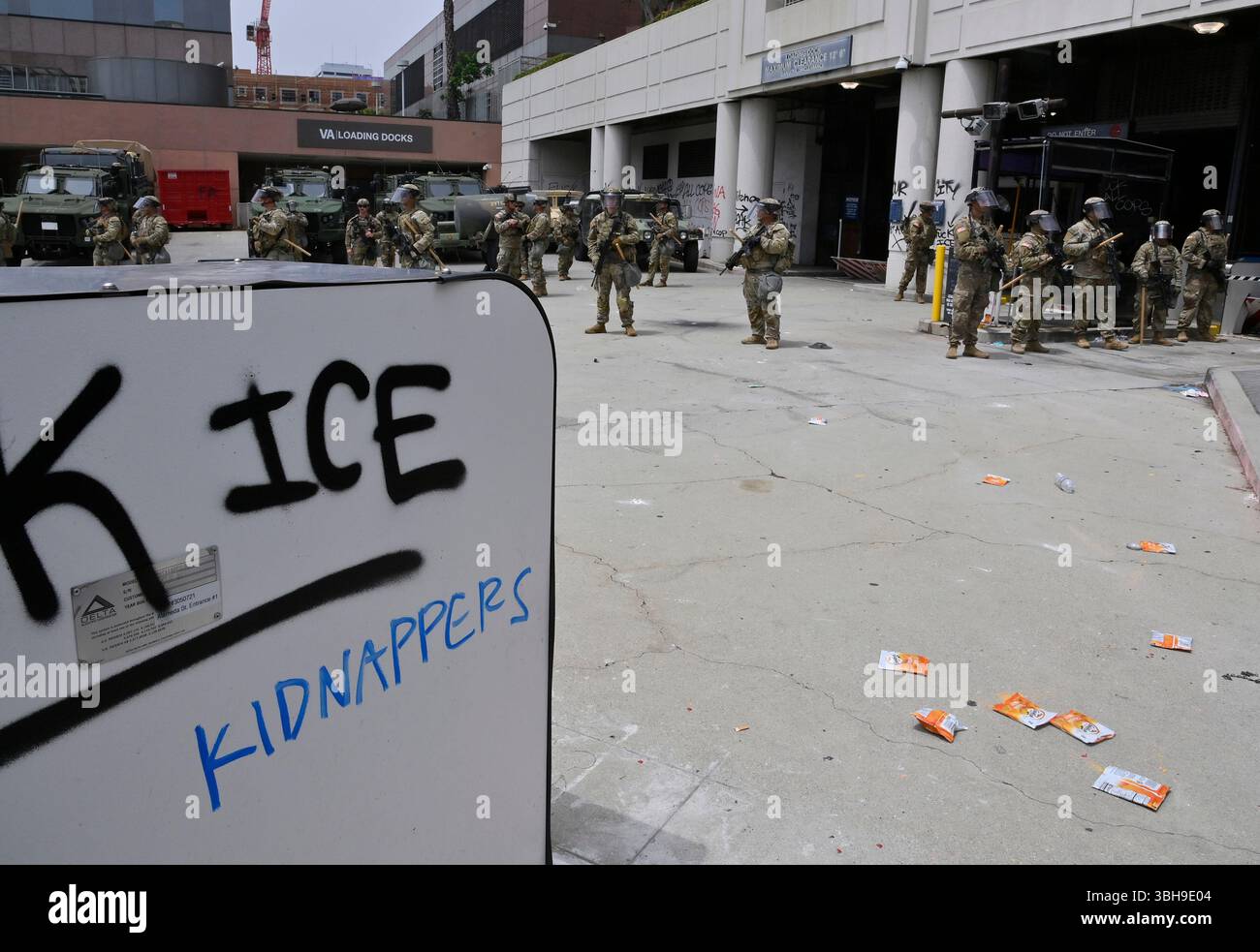 California National Guard troops assemble at the Metropolitan Detention ...
