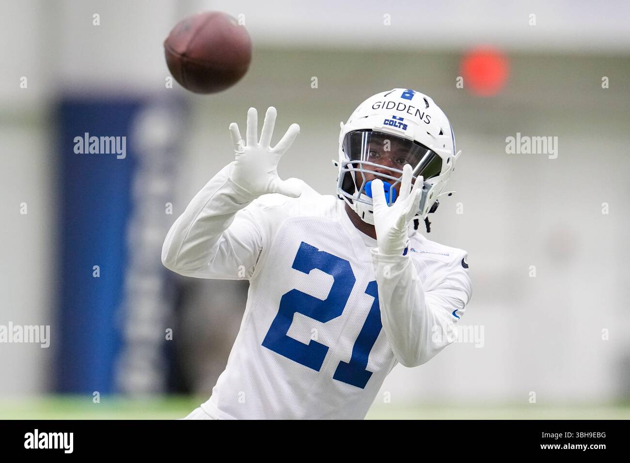 Indianapolis Colts running back DJ Giddens (21) makes a catch during ...