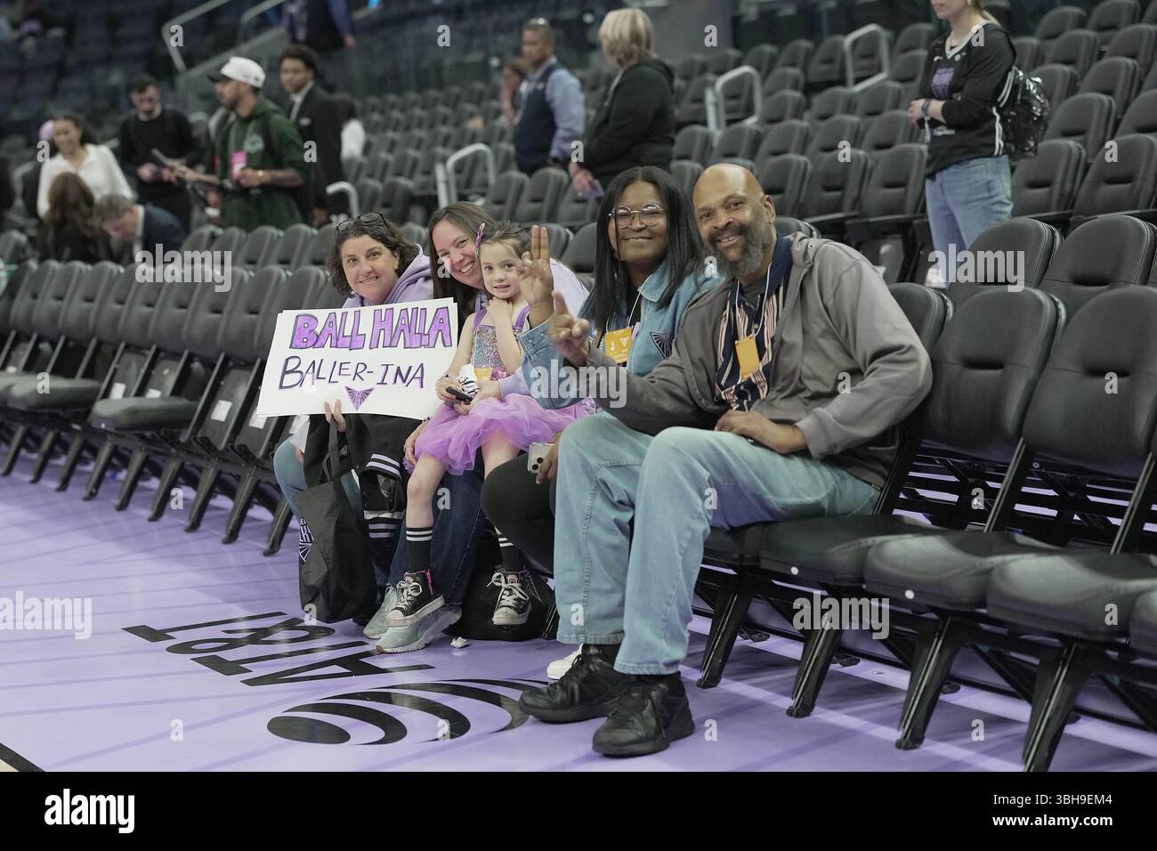Golden state valkyries fan hi-res stock photography and images - Alamy