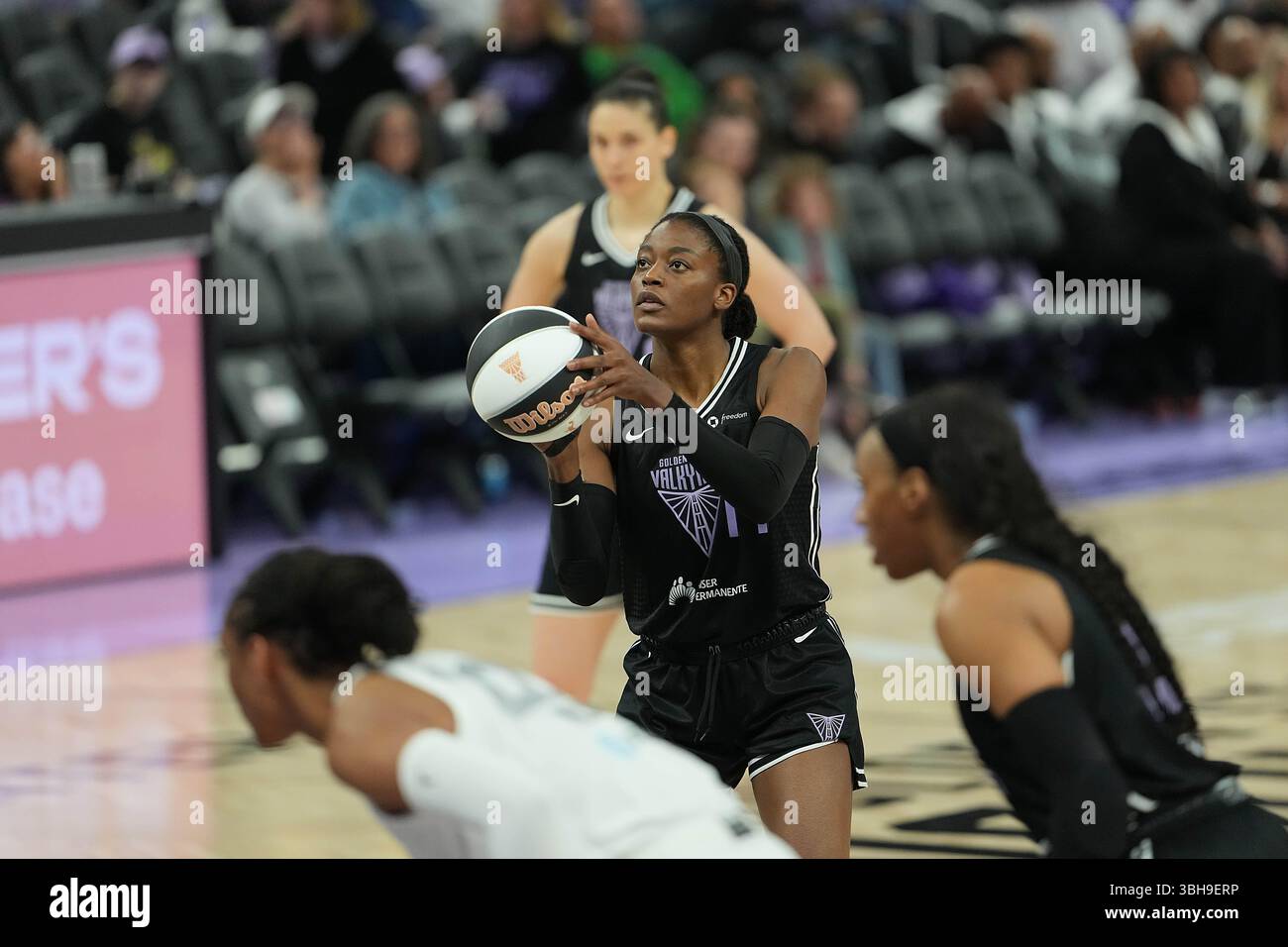 Golden State Valkyries center Temi Fagbenle (14) shoots a free throw ...