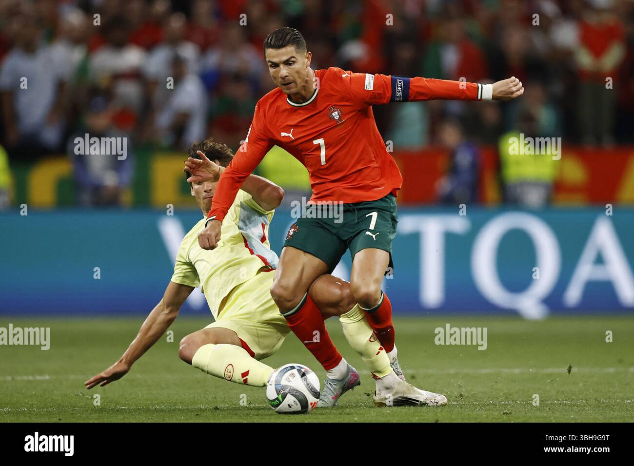 MUNCHEN - (L-R) Robin Le Normand of Spain, Cristiano Ronaldo of ...