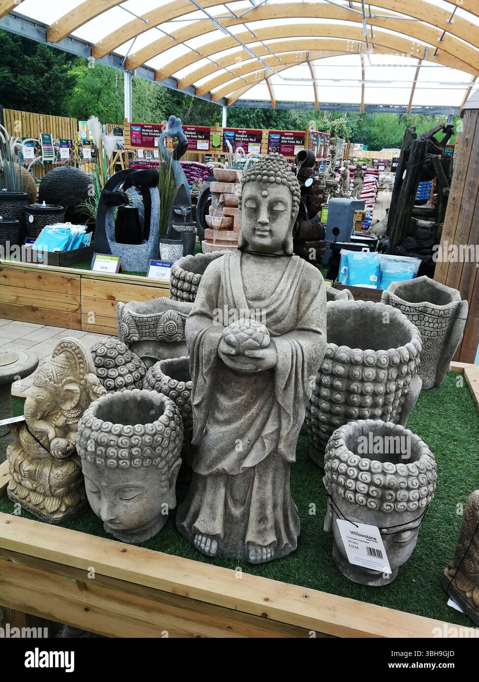 Elephant garden statues garden ornament hi-res stock photography and ...