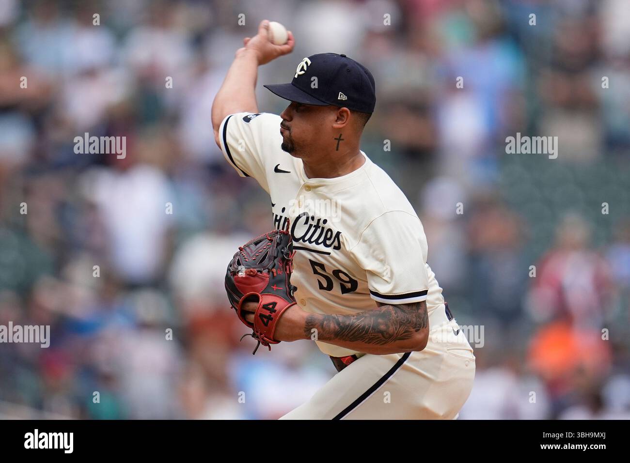 Minnesota Twins relief pitcher Jhoan Duran (59) delivers during the ...