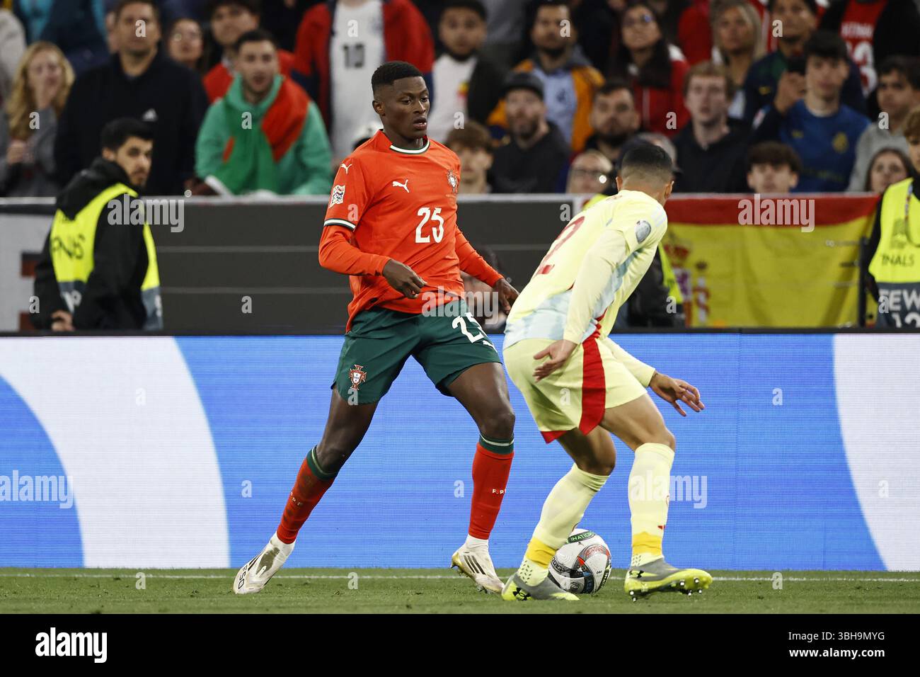 MUNCHEN - (L-R) Nuno Mendes of Portugal, Pedro Porro of Spain during the UEFA Nations League ...