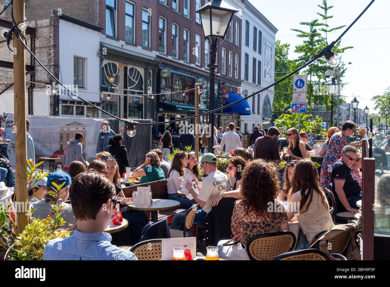 Exterior bar hi-res stock photography and images - Alamy