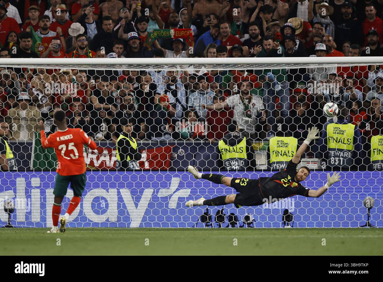 MUNCHEN - (L-R) Nuno Mendes of Portugal, Spain goalkeeper Unai Simon during the UEFA Nations ...