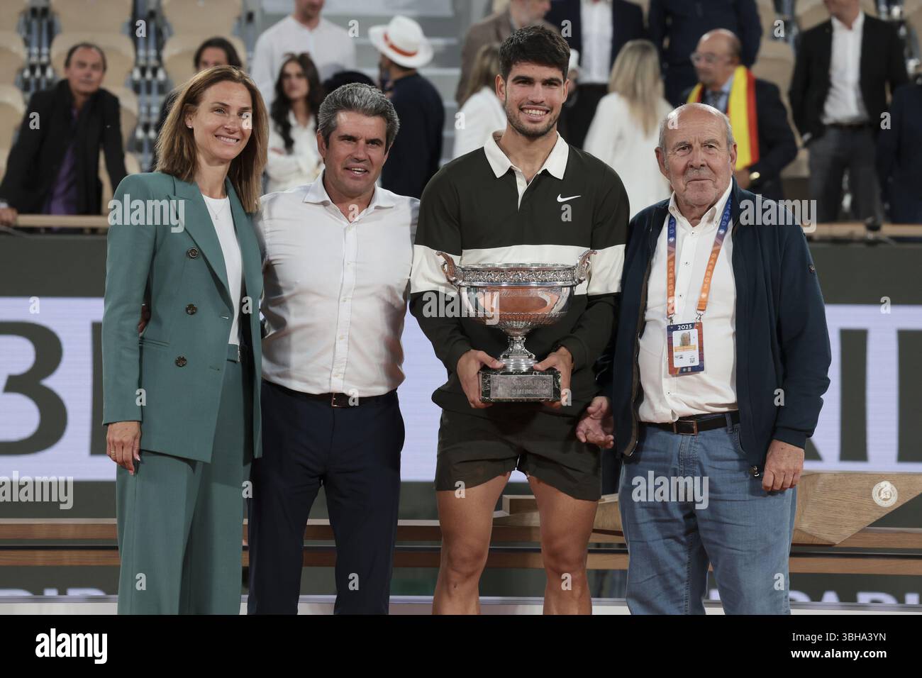 Winner Carlos Alcaraz of Spain poses with his parents Carlos Alcaraz ...