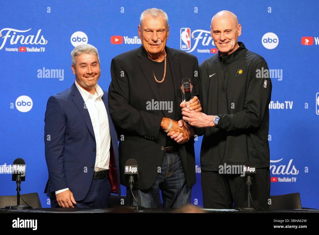 Chuck Daly Lifetime Achievement Award recipient Don Nelson, center ...