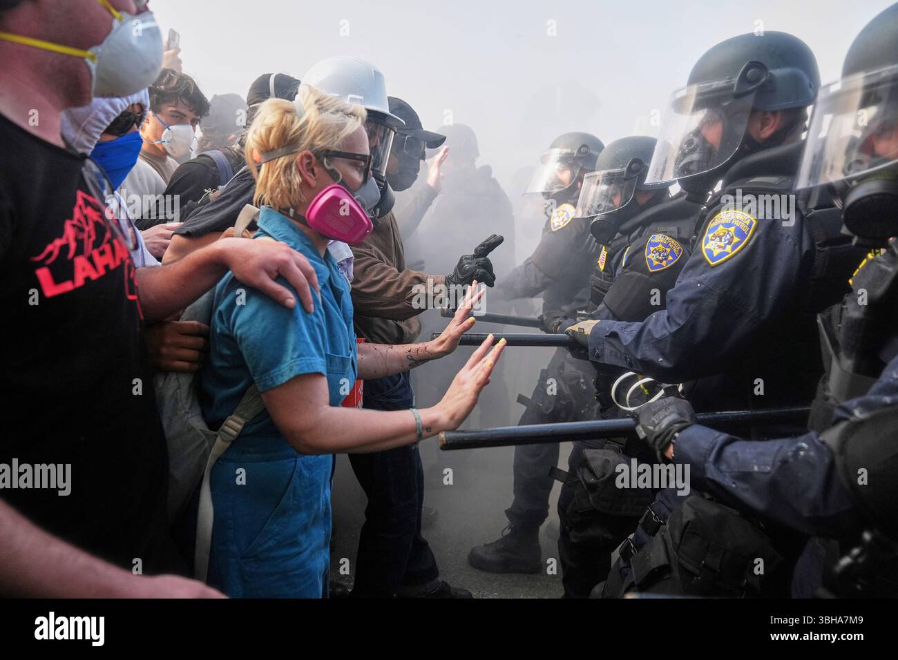 Protesters confront police on the 101 Freeway near the metropolitan ...