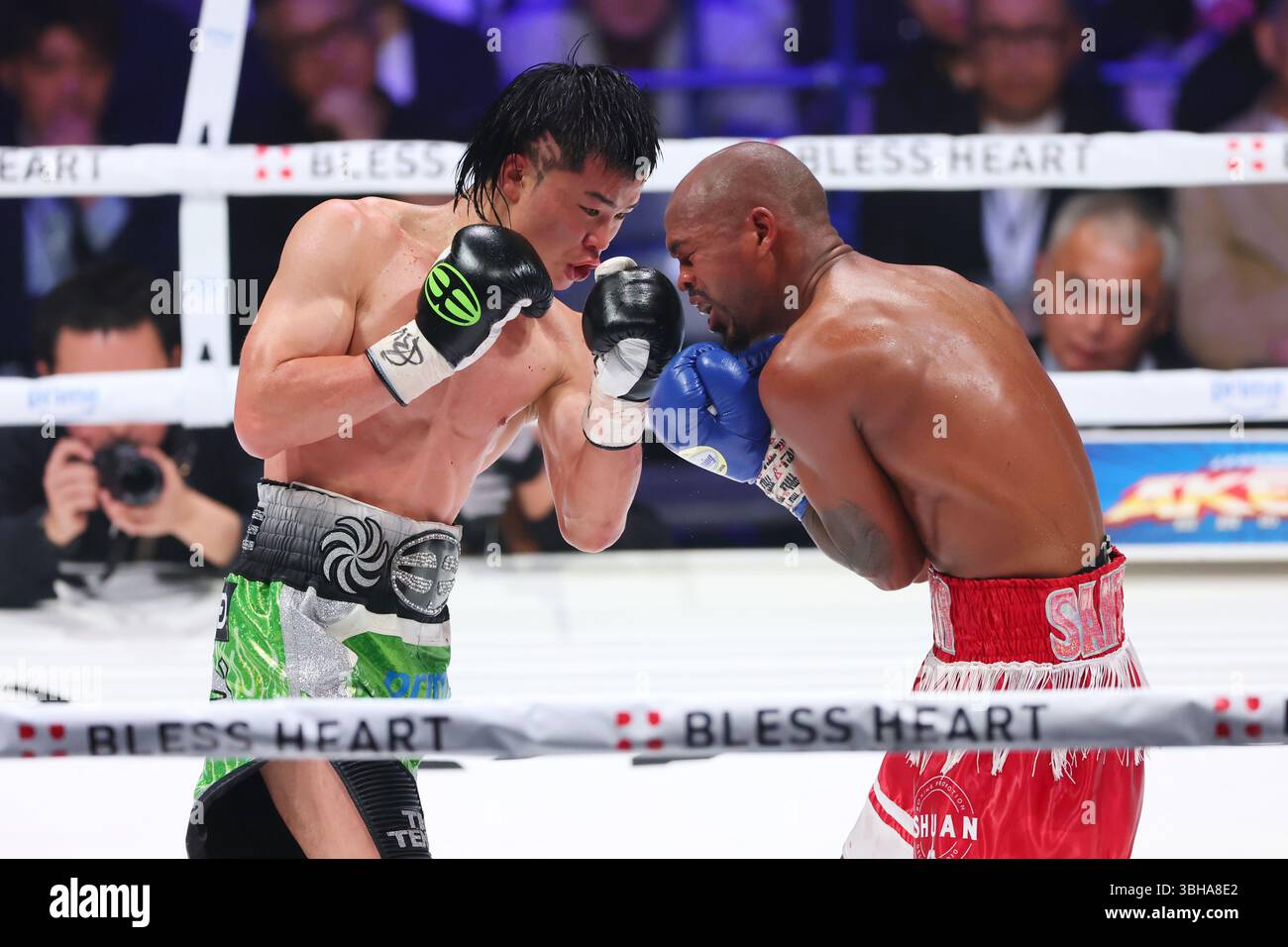 Tokyo, Japan. 6th June, 2025. (L-R) Tenshin Nasukawa (JPN), Victor ...