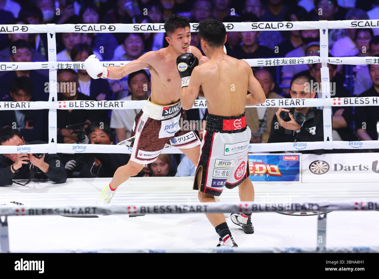 Tokyo, Japan. 6th June, 2025. (L-R) Junto Nakatani, Ryosuke Nishida (JPN) Boxing : WBC and IBF ...