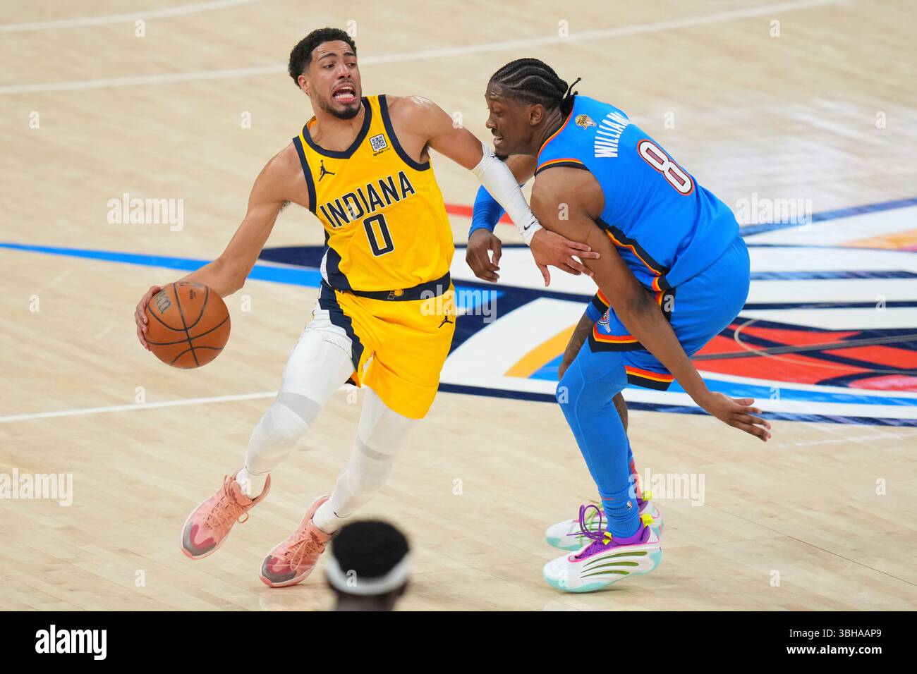 Oklahoma City Thunder forward Jalen Williams (8) defends against ...