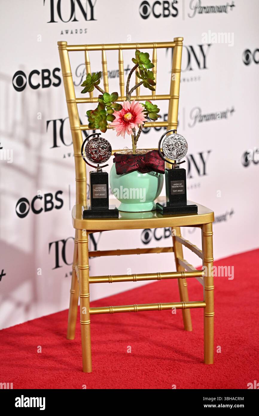 Hwaboon the plant from "Maybe Happy Ending" appears in the press room ...