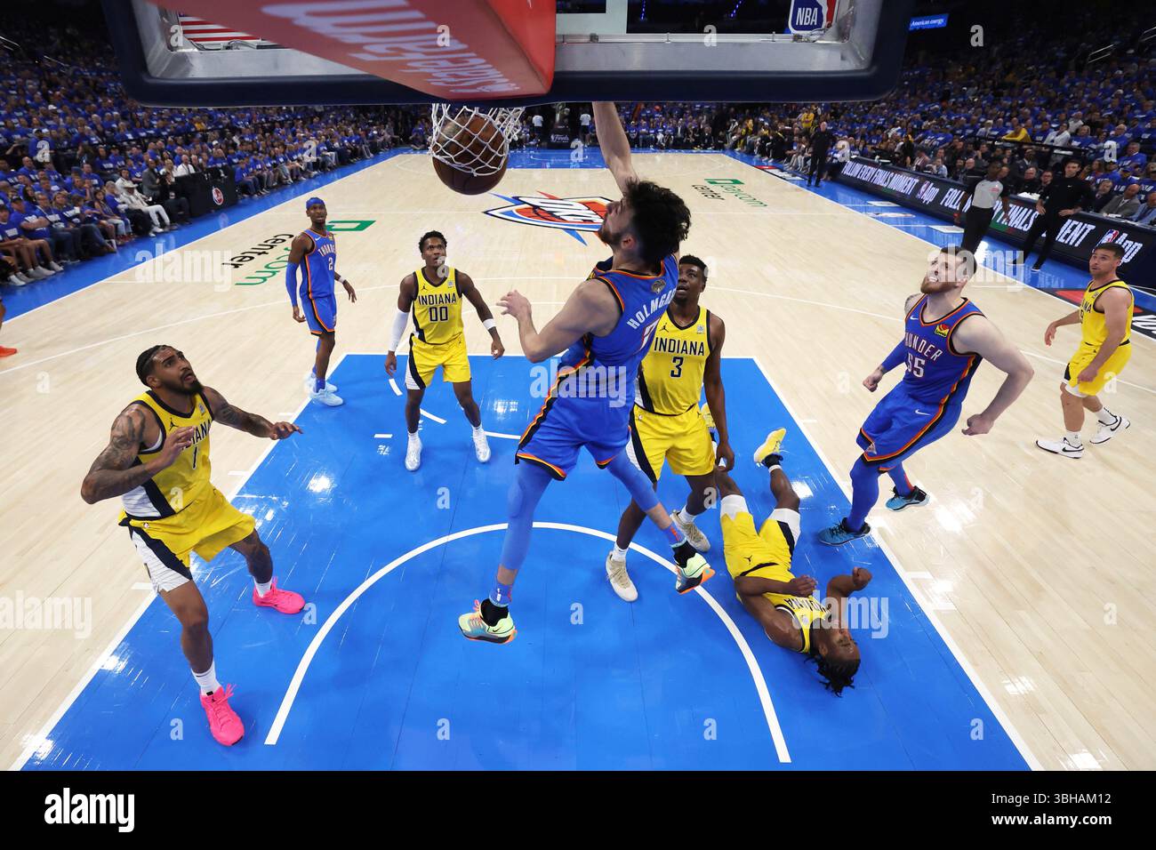 Oklahoma City Thunder forward Chet Holmgren (7) dunks during the second ...