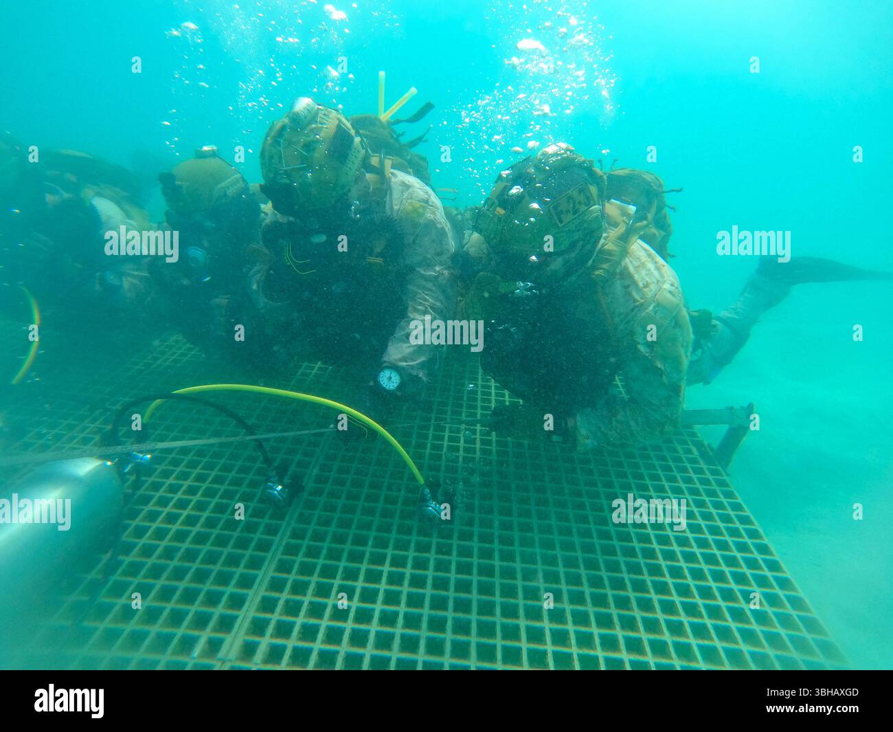 U.S. Marines with 2d Force Reconnaissance Company, 2d Reconnaissance ...