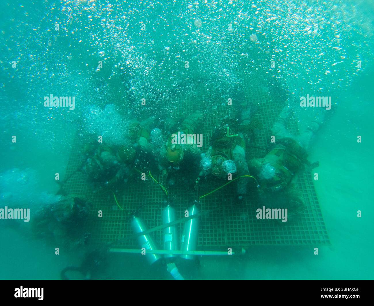 U.S. Marines with 2d Force Reconnaissance Company, 2d Reconnaissance ...