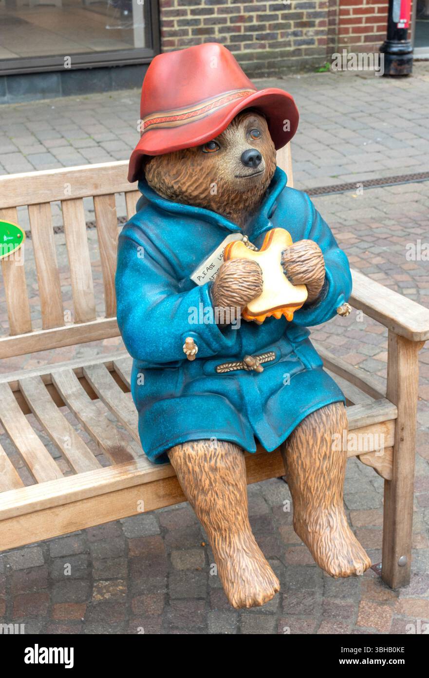 Paddington bear statue on pavement bench photo opportunity pedes hi-res ...
