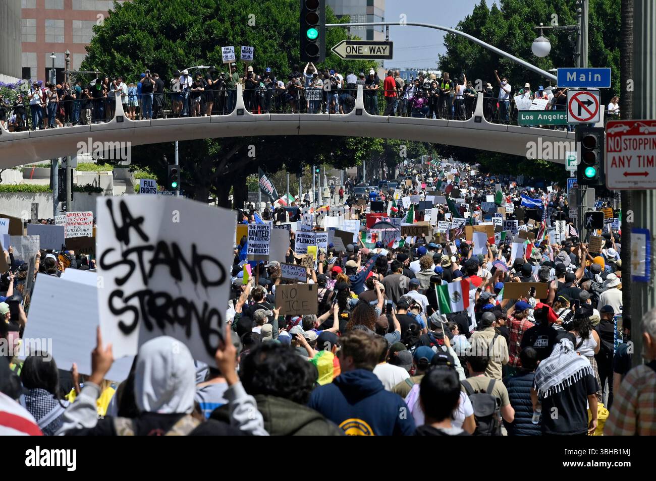 Los Angeles, United States. 08th June, 2025. Demonstrators march to the ...