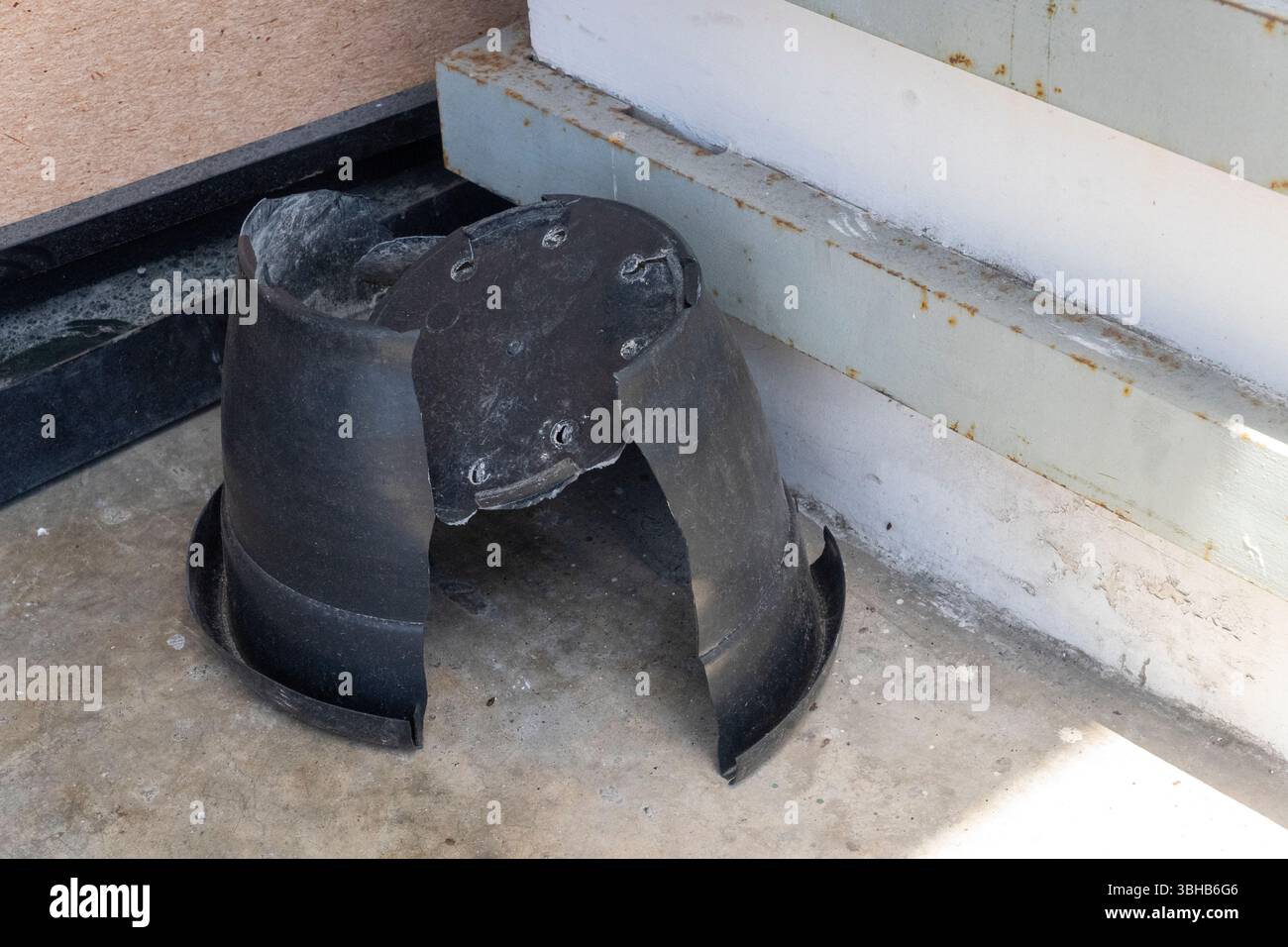 Broken pot hi-res stock photography and images - Alamy