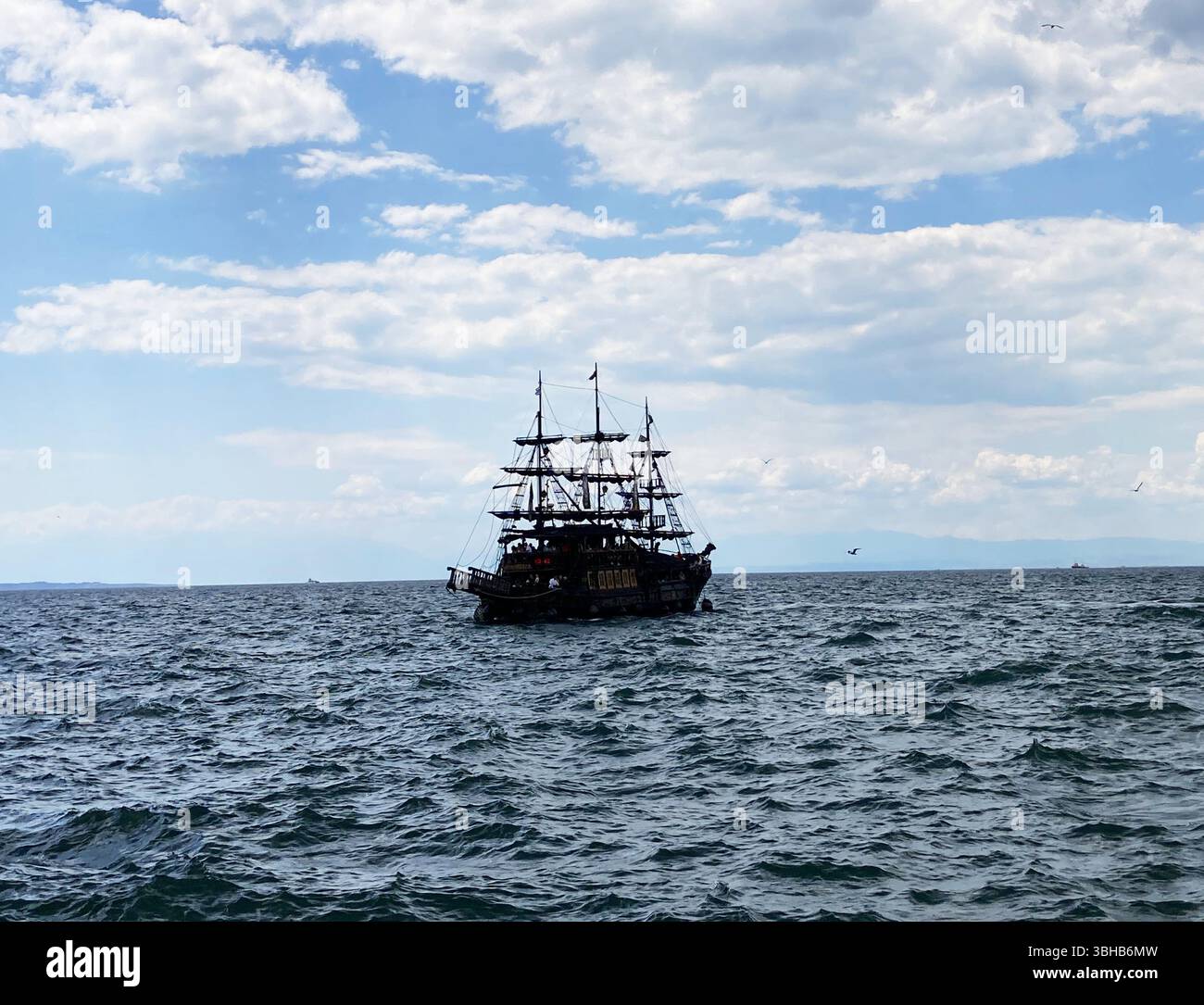 Vintage pirate ship cruising hi-res stock photography and images - Alamy