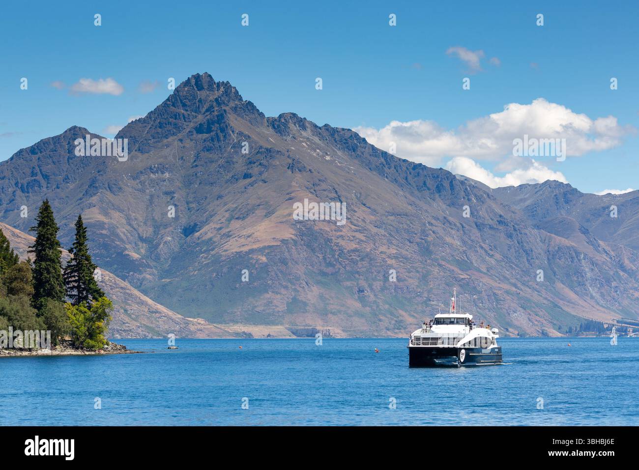 RealNZ Spirit of Queenstown Lake Cruise with the stunning Cecil Peak in ...