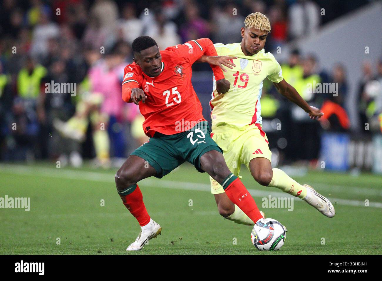 München , Germany. 08th Juni 2025. Portugal’s Nuno Mendes ( l ) and Spain’s Lamine Yamal fight ...